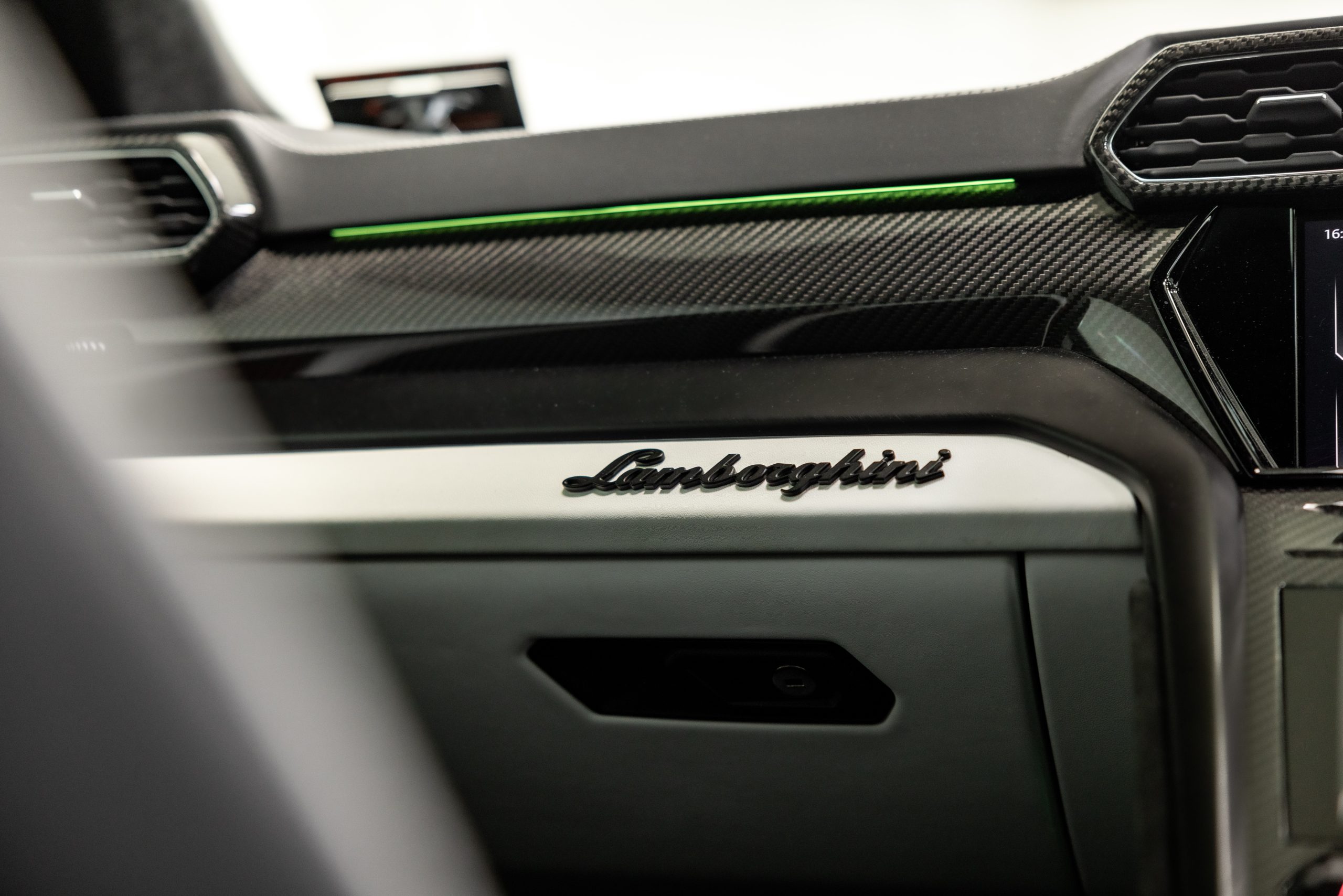 2023 Lamborghini Urus S - Azak Supercars